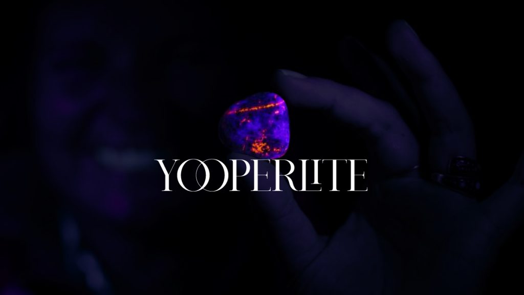 Yooperlite : La pierre magique à fluorescence naturelle