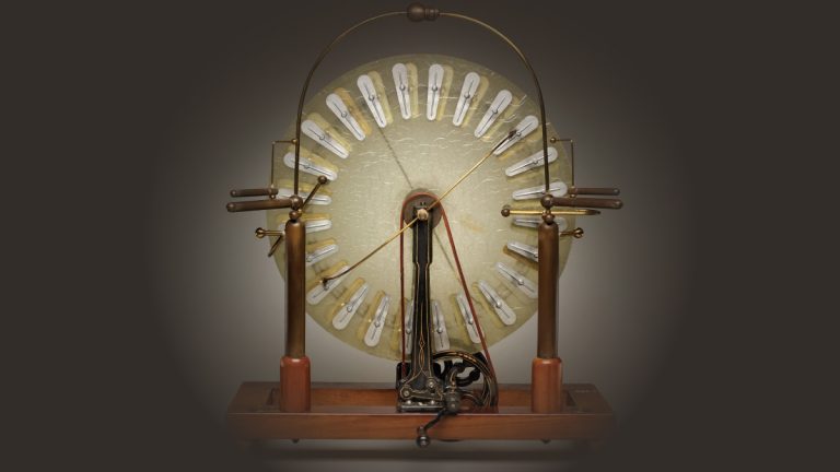 Machine de Wimshurst : Fenêtre sur l'Électricité Statique